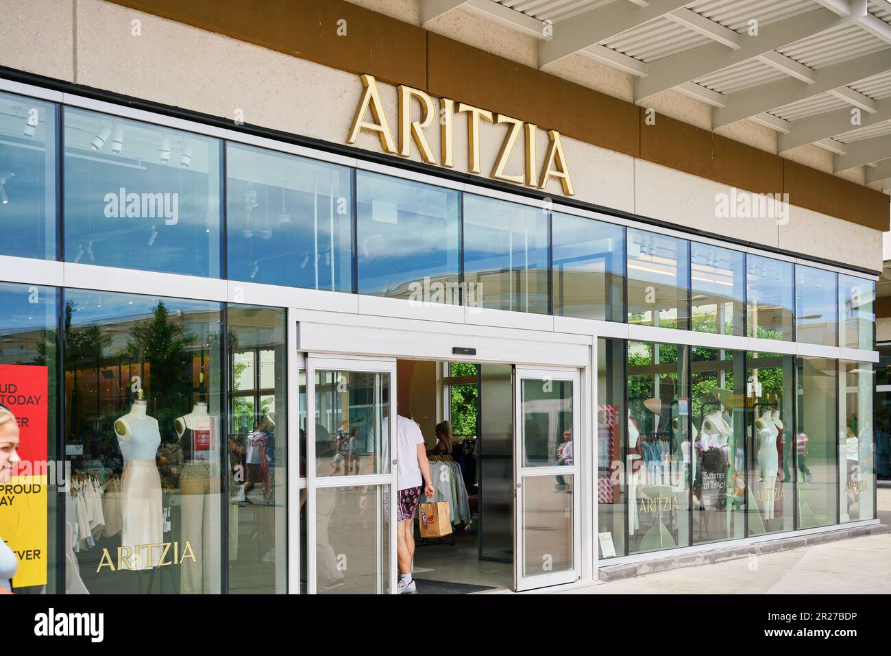 Aritzia Fashion Clothing Store Front Stock Photo - Alamy