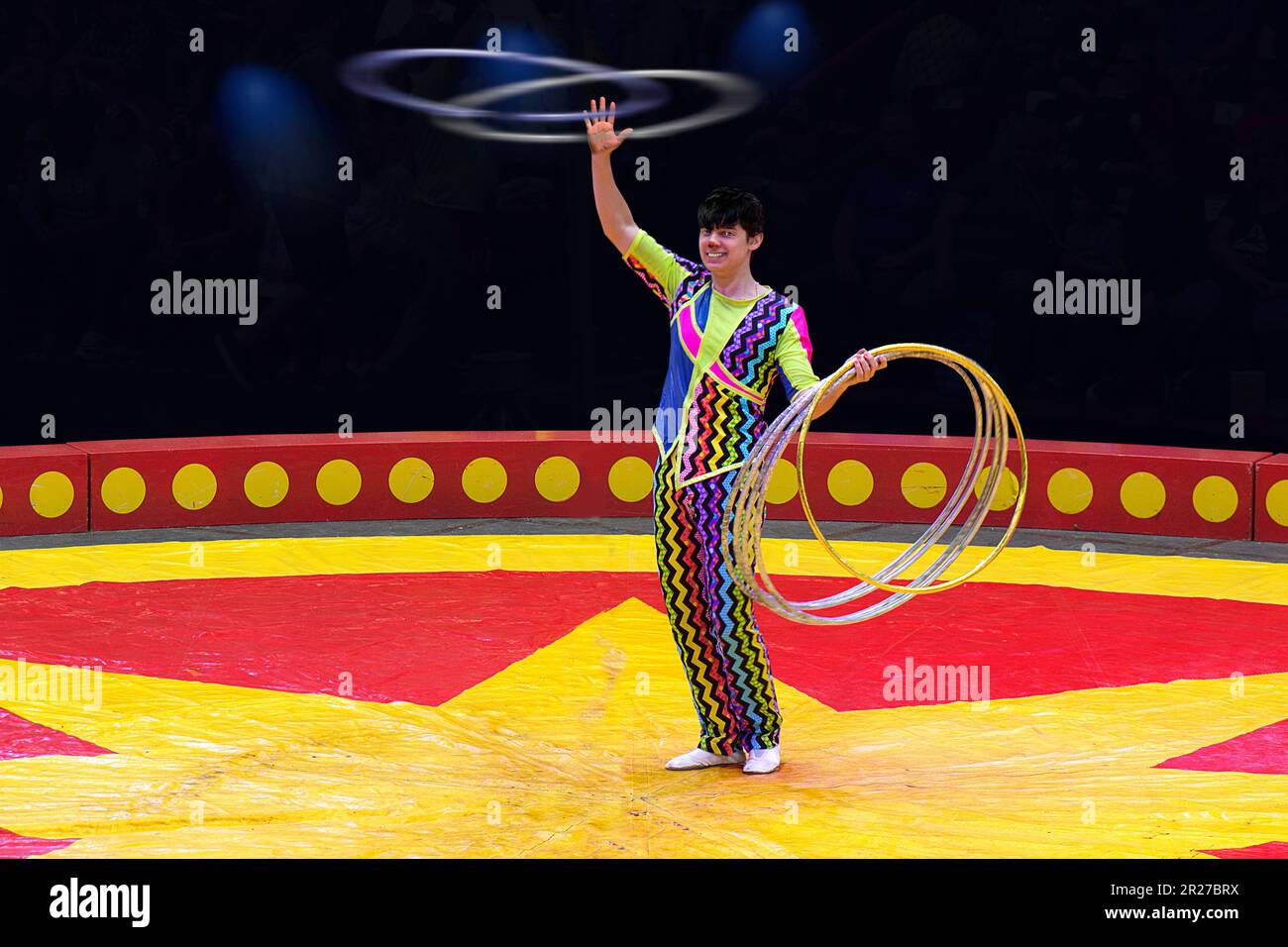 Male circus performer hi-res stock photography and images - Alamy