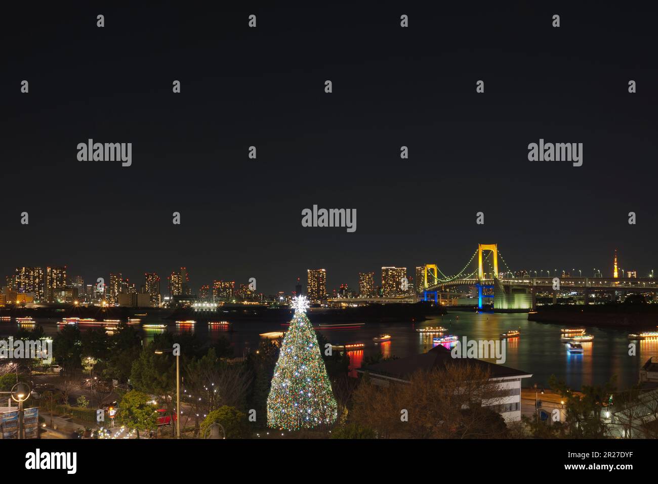Rainbow Bridge, the Odaiba Christmas tree, and Tokyo Tower Stock Photo ...