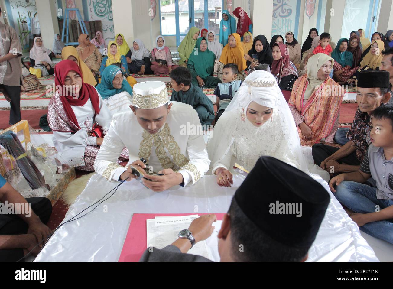 Minang wedding culture tradisional in Indonesia Stock Photo - Alamy