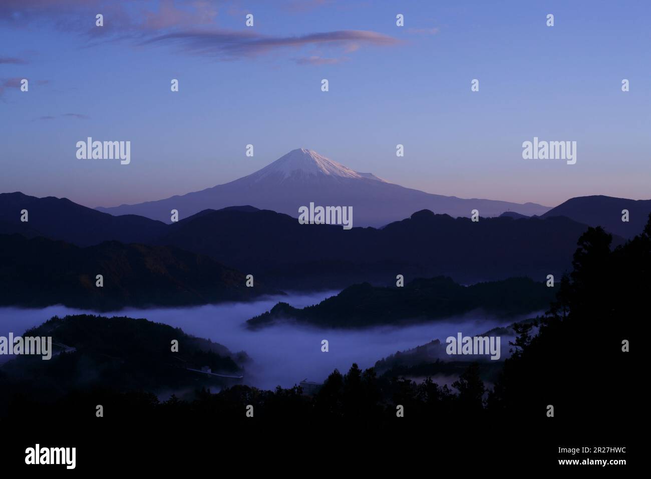 Mount Fuji at dawn in Yoshiwara, Shimizu Stock Photo - Alamy