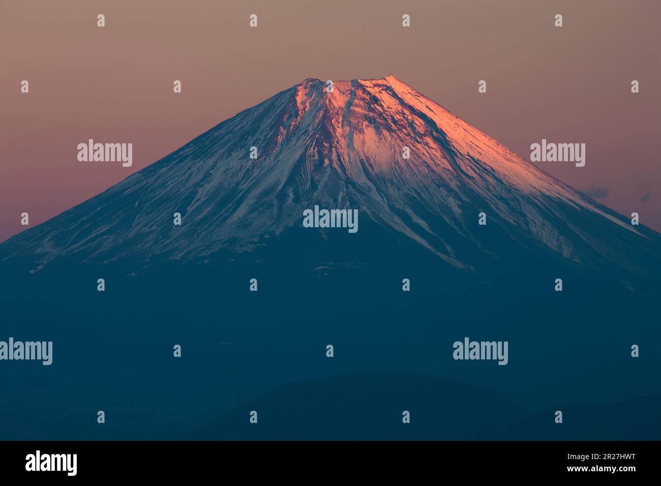 Mount Fuji stained with the setting sun from Mount Kushigatayama Stock ...