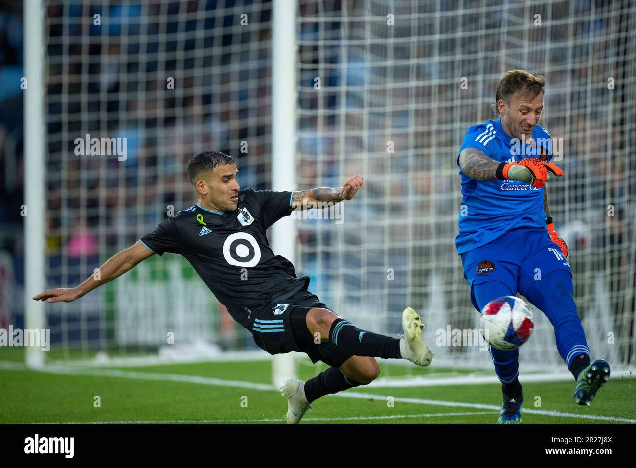 Minnesota United midfielder Franco Fragapane (7) pursues Houston Dynamo ...