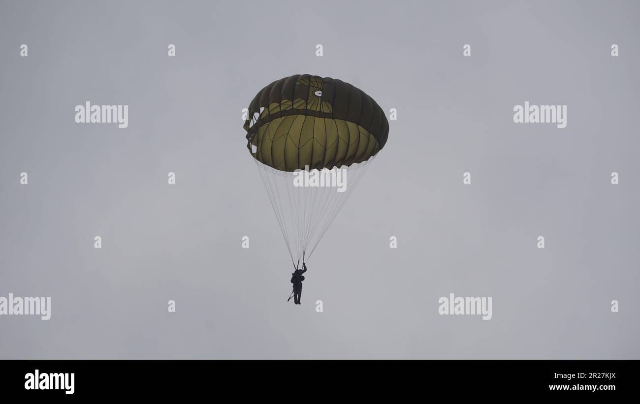 Indonesian air force does skydiving Stock Photo - Alamy