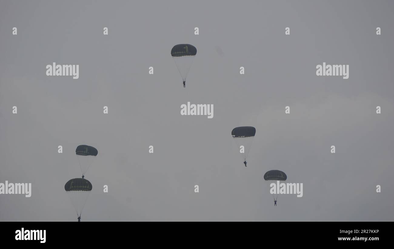 Indonesian air force does skydiving Stock Photo - Alamy