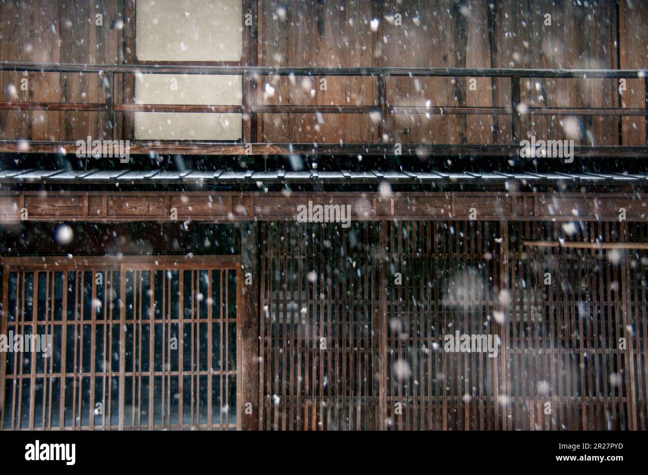 Snow falling on the eaves of Tsumagojuku Stock Photo - Alamy