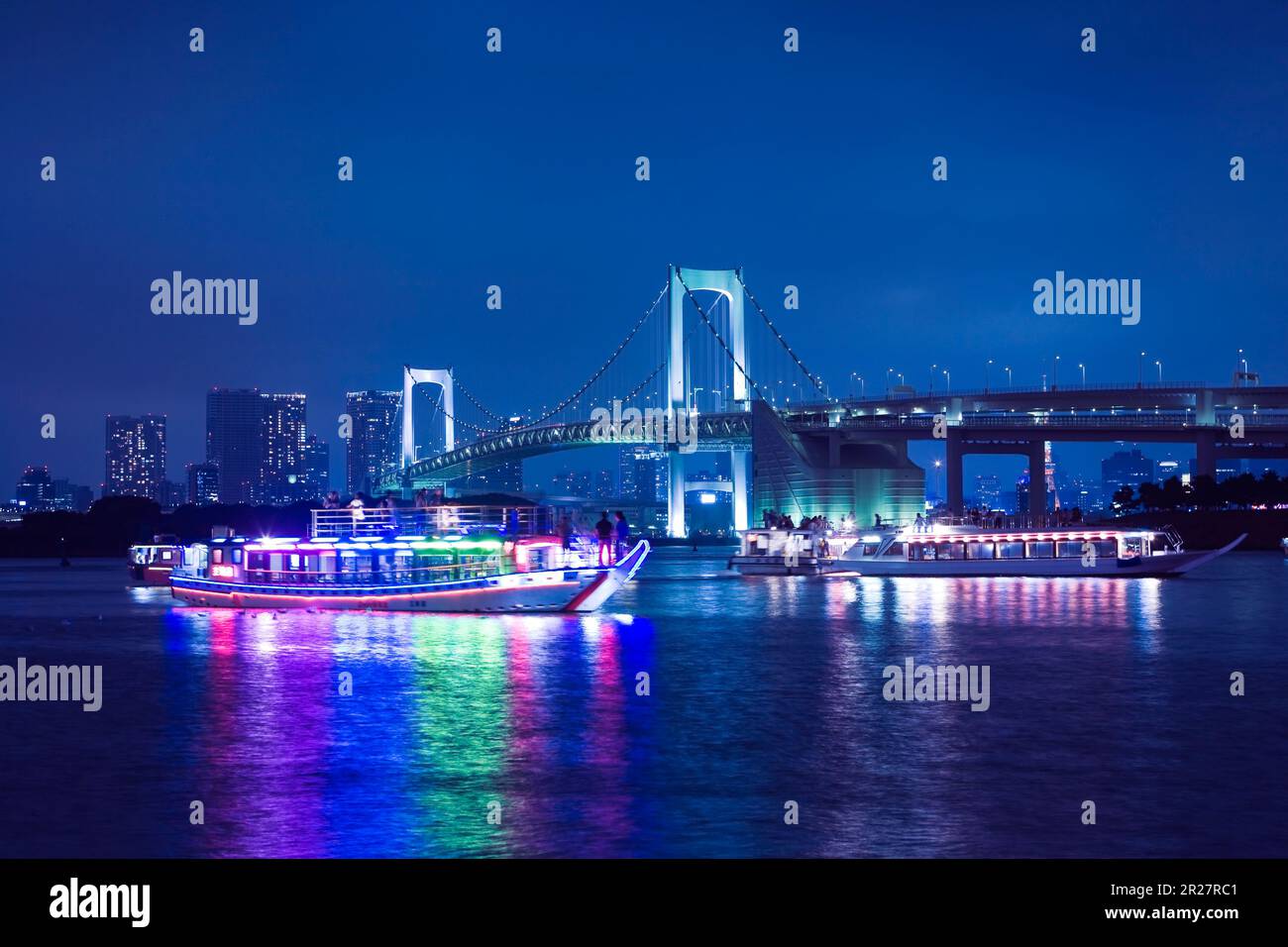 Night view of the houseboat floats at Odaiba and Rainbow Bridge Stock ...