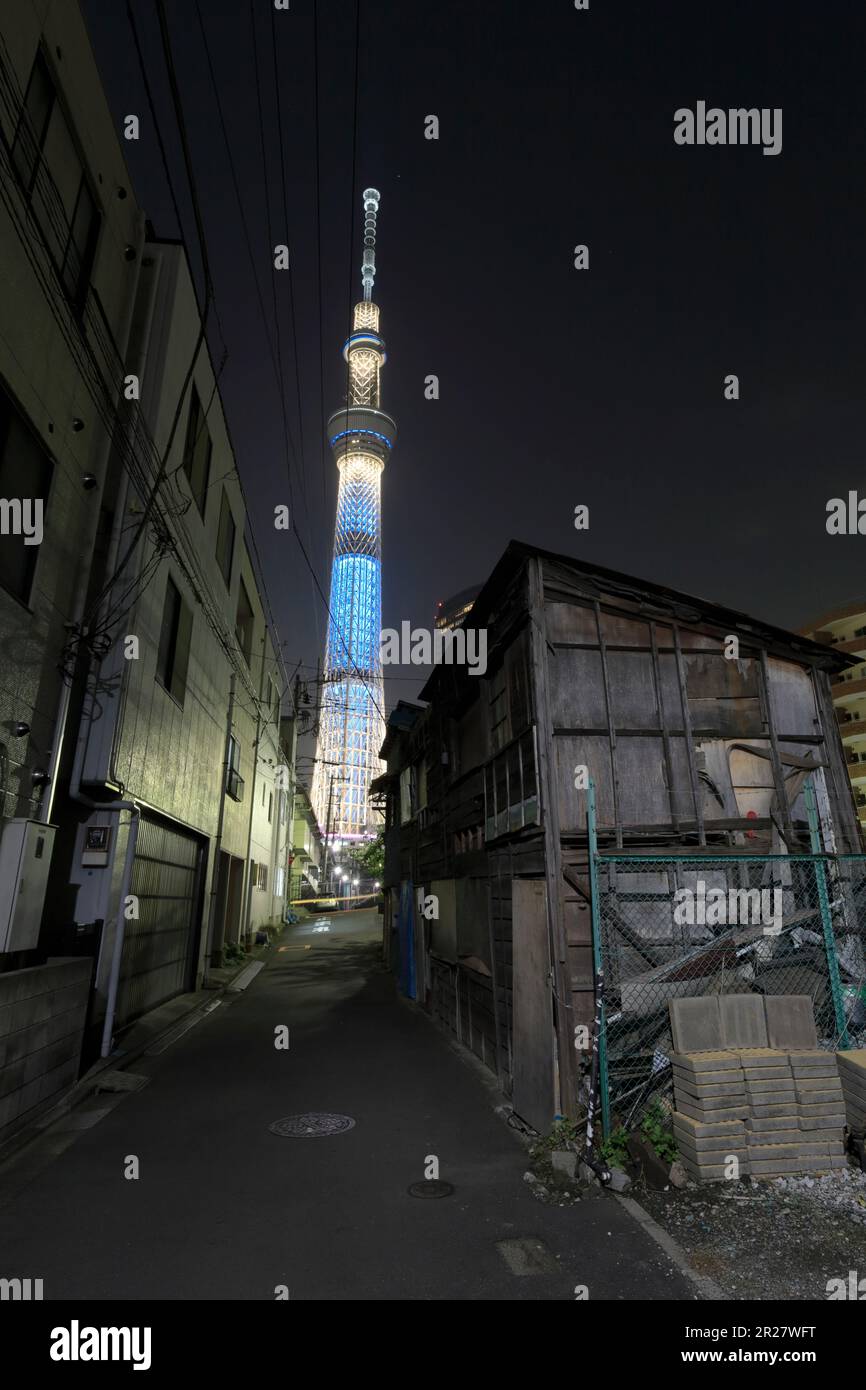 Sky tree at night from alleyway chic Stock Photo - Alamy