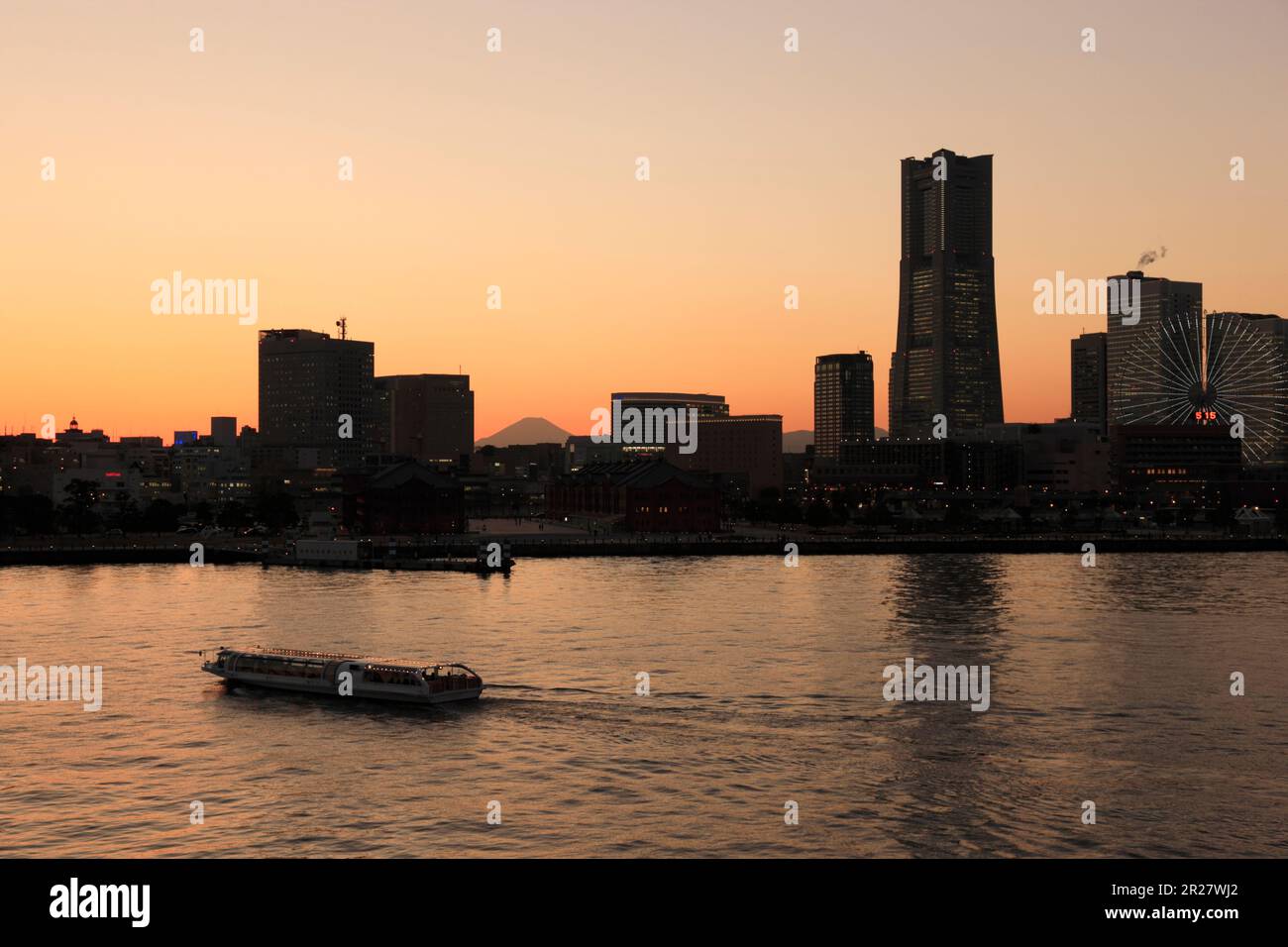 Mt. Fuji Minato Mirai at twilight seen from Grand Pier Stock Photo - Alamy