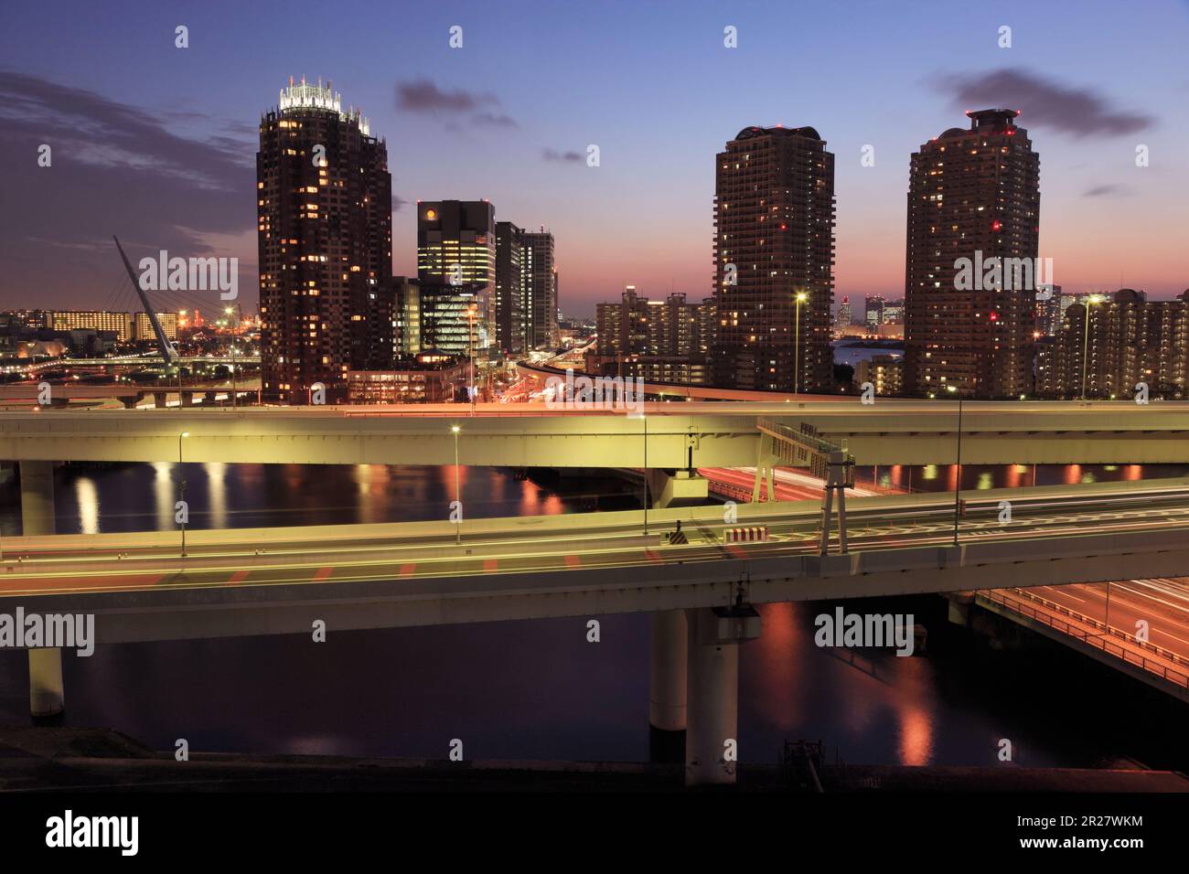 Night view metropolitan expressway hi-res stock photography and images ...