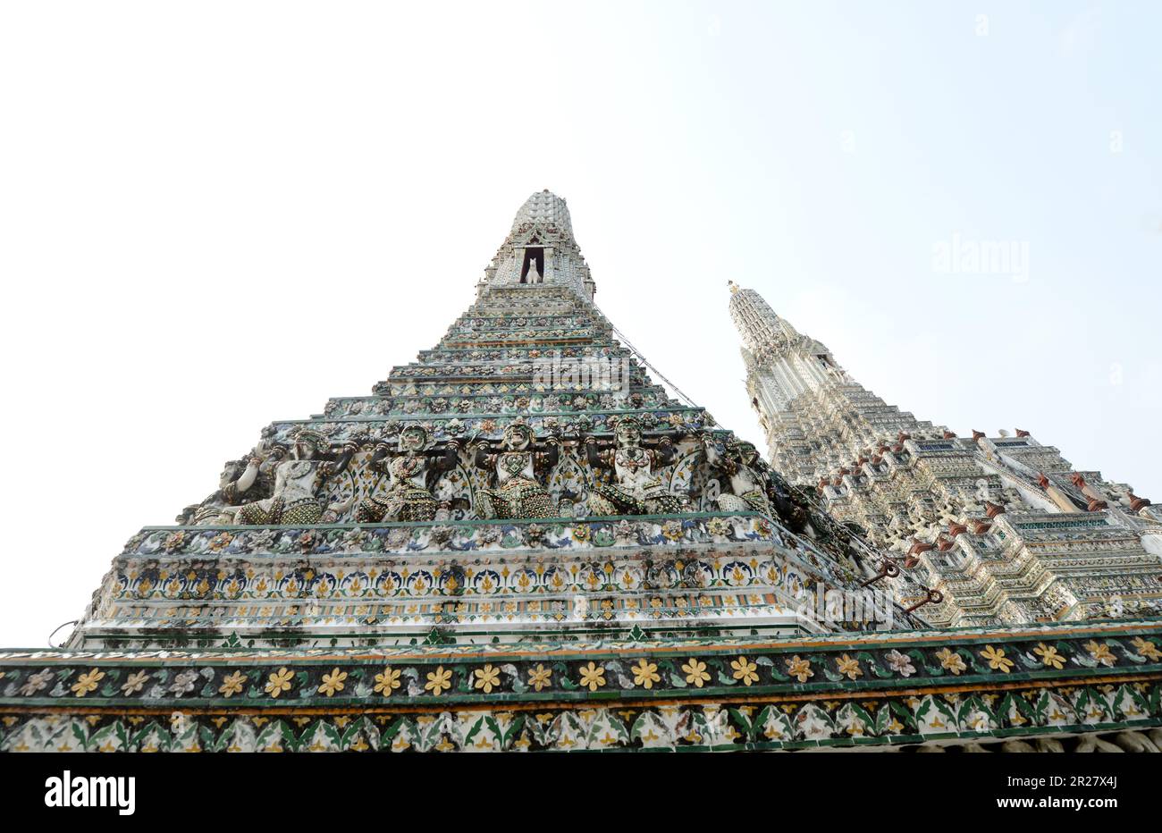 The central tower of the Wat Arun ("Temple of Dawn") in Bangkok ...