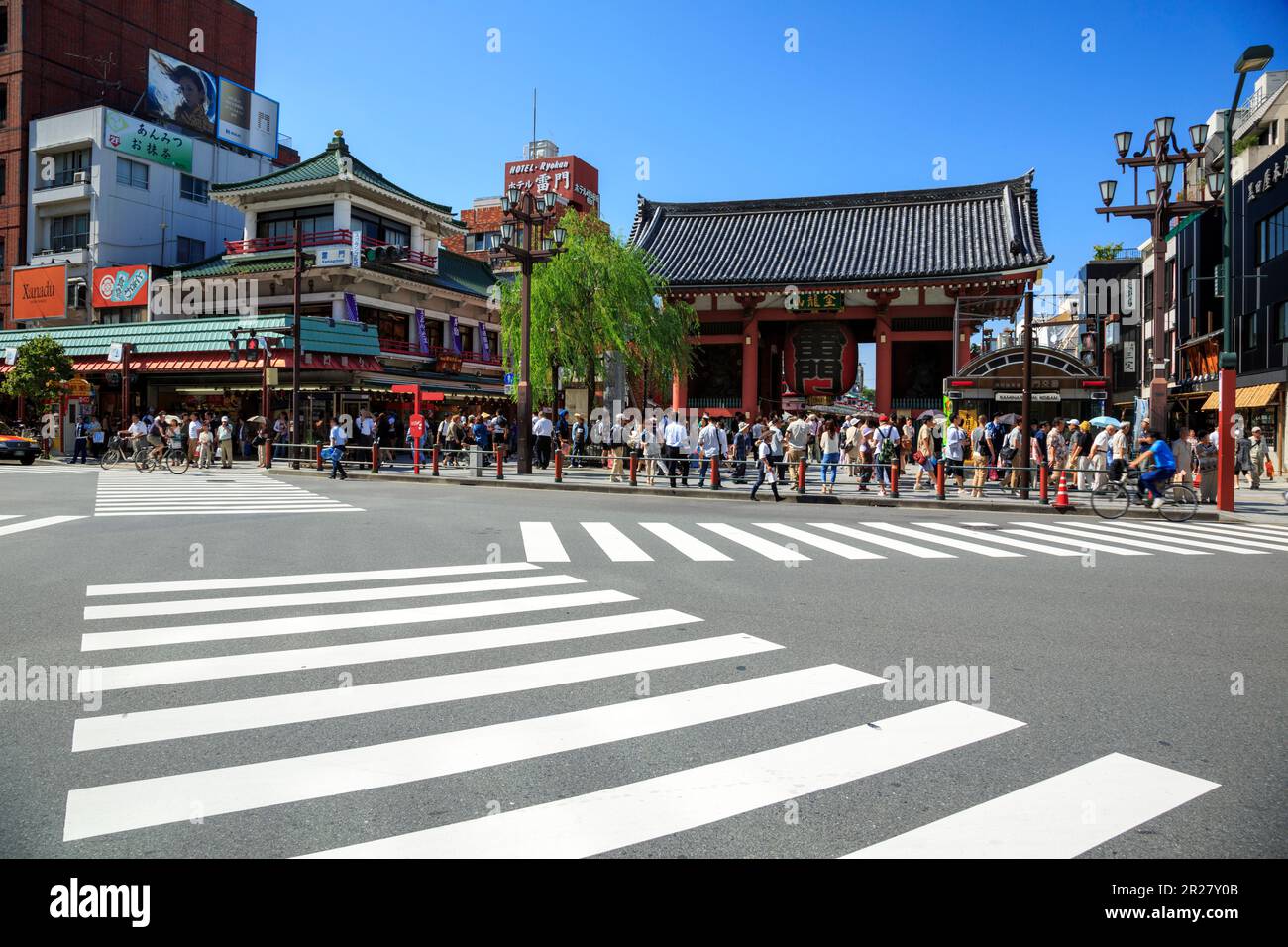 Tokyo Sky Tree and Kaminarimon street, Kaminarimon scramble ...