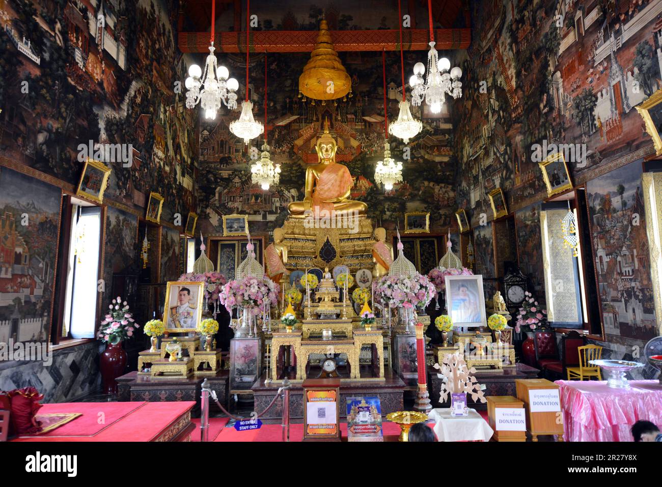 The decorated altar of the Ordination hall at Wat Arun ( Temple of Dawn ...