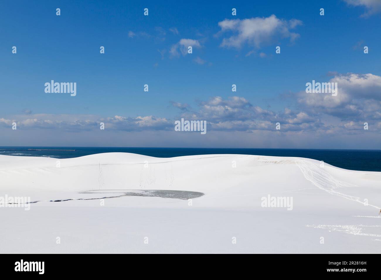 Tottori sand dunes under snow Stock Photo - Alamy