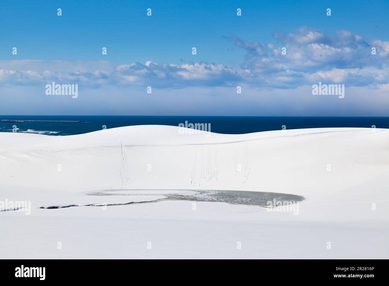 Tottori sand dunes under snow Stock Photo - Alamy
