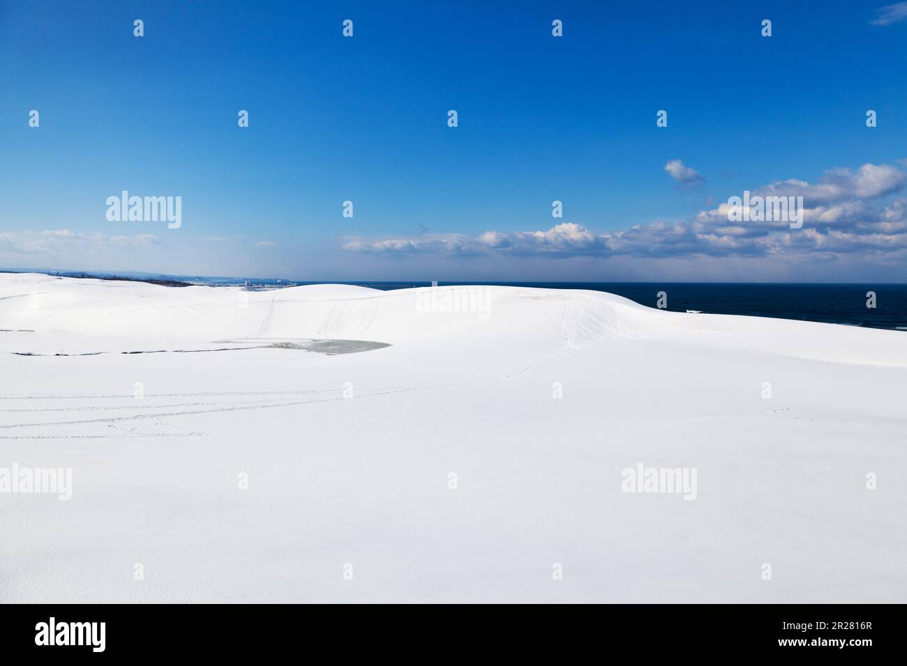 Tottori sand dunes under snow Stock Photo - Alamy