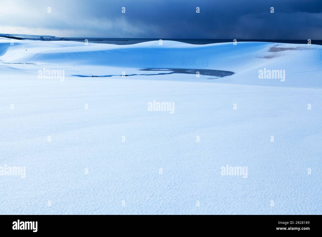 Tottori sand dunes under snow Stock Photo - Alamy