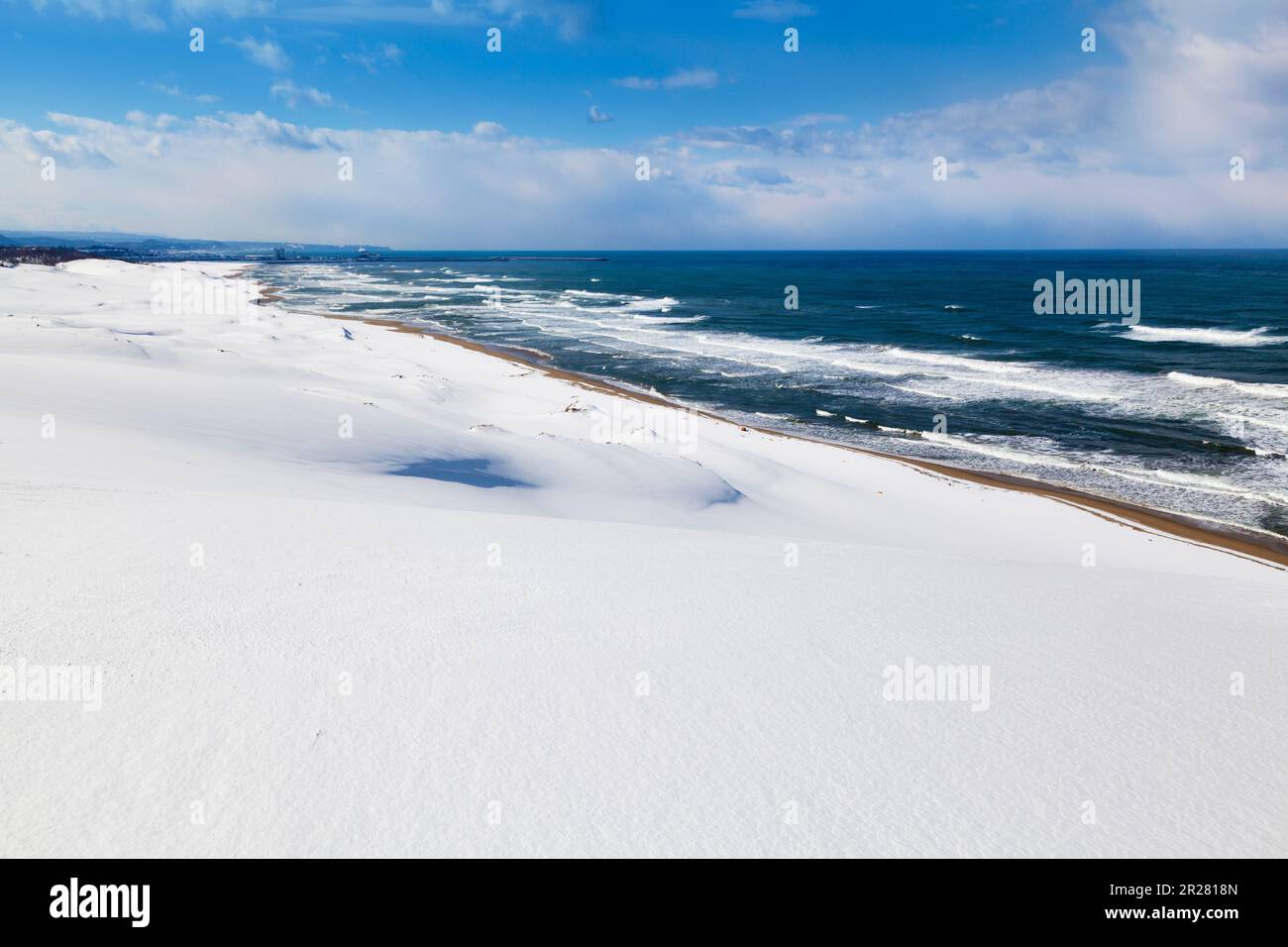 Tottori sand dunes under snow Stock Photo - Alamy