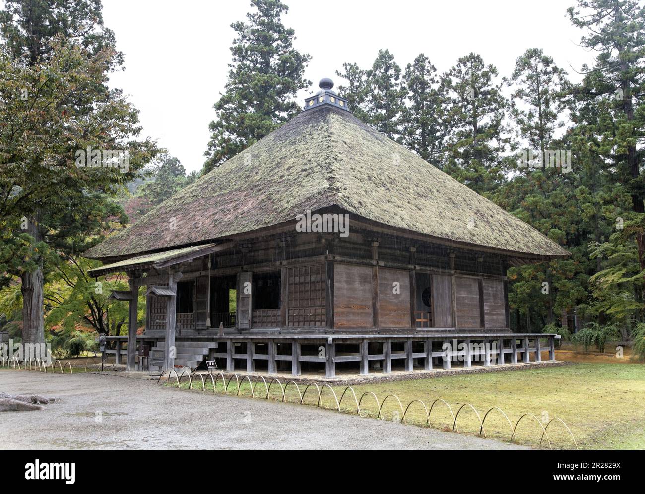 Motsu-ji Temple, Jogyodo, Circumambulation Hall Stock Photo - Alamy