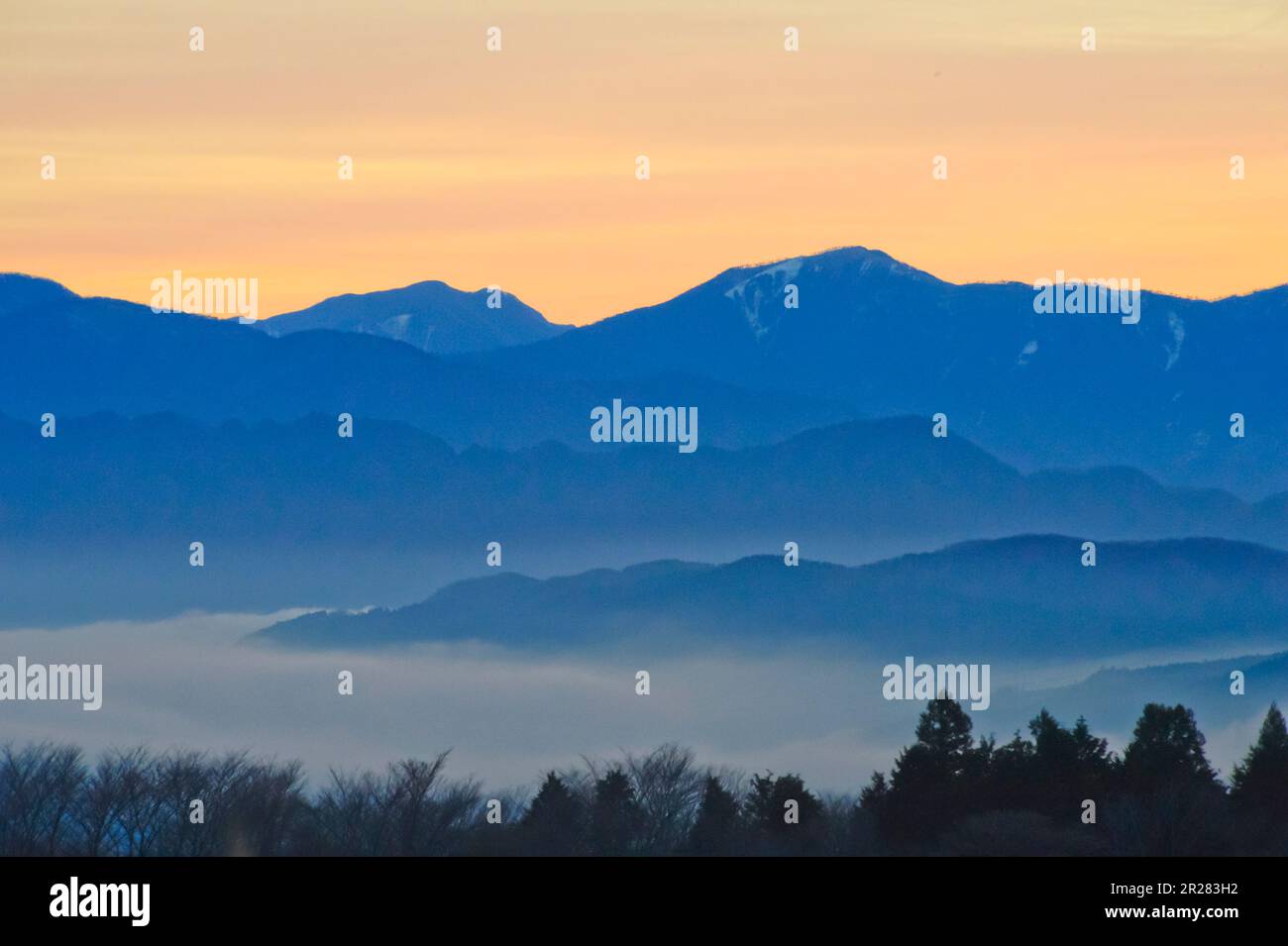 Morning glow, trailing clouds of chausu-mountain plateaus Stock Photo - Alamy