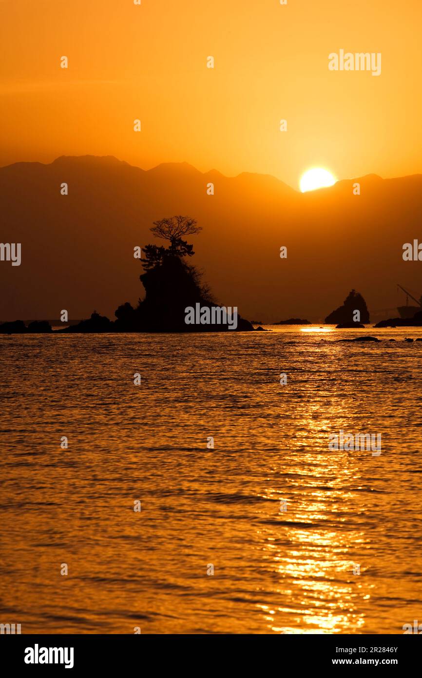 Toyama Bay and Tateyama Mountain range at dawn Stock Photo - Alamy