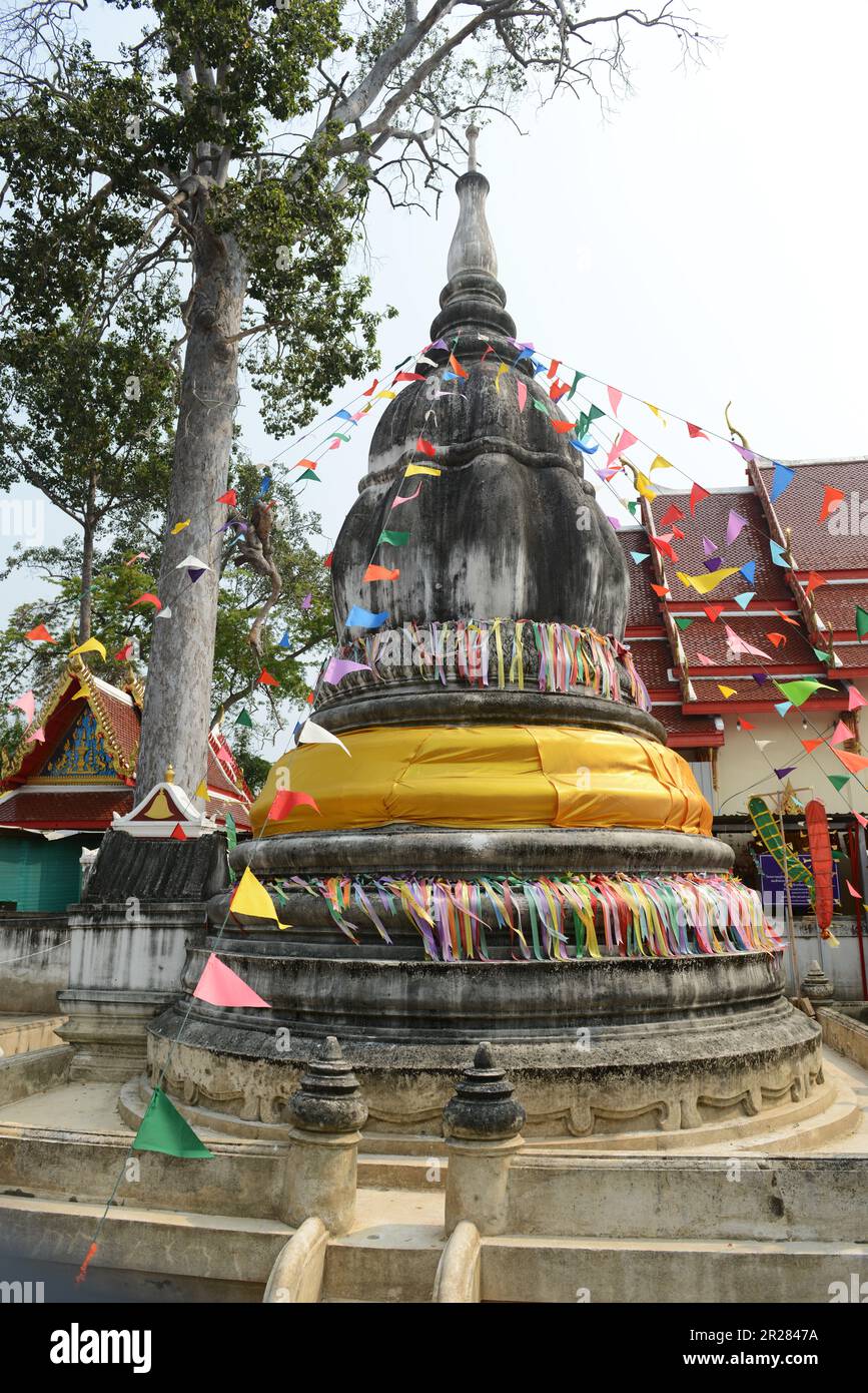 Wat Sao Thong Thong Stock Photo - Alamy