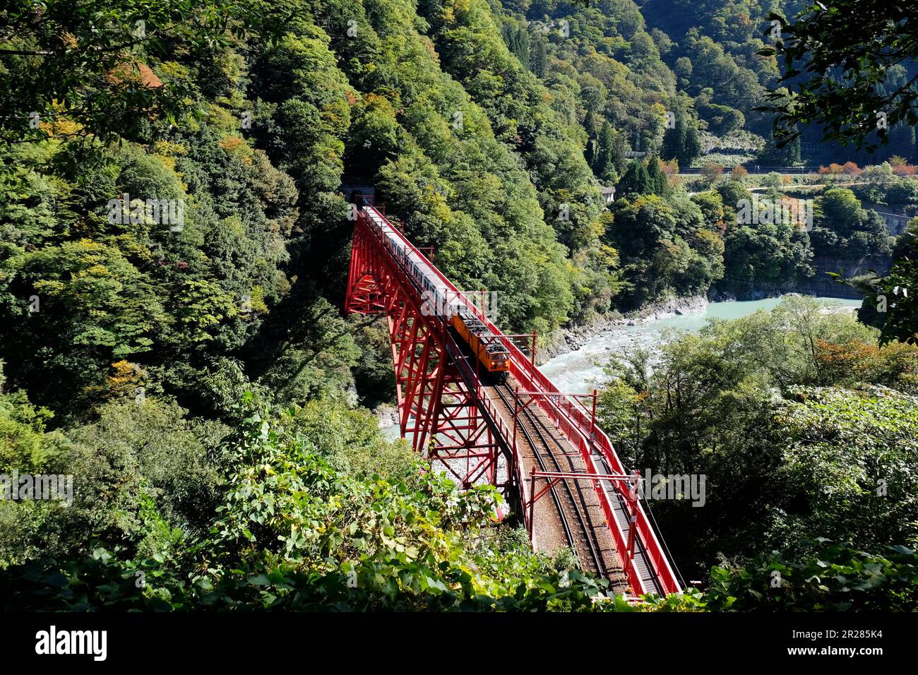 Kurobe gorge Torokko trolley train Stock Photo - Alamy