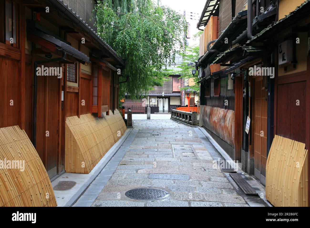 Cutting head to head to Gion Shirakawa Tatsumi bridge Stock Photo - Alamy