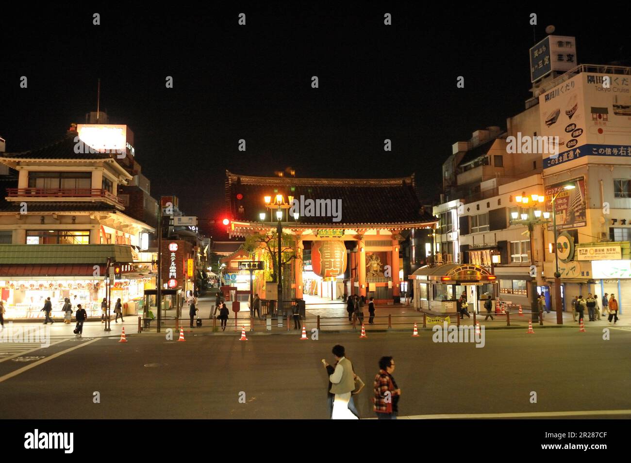 Sensoji Temple, Kaminarimon gate at night Stock Photo - Alamy
