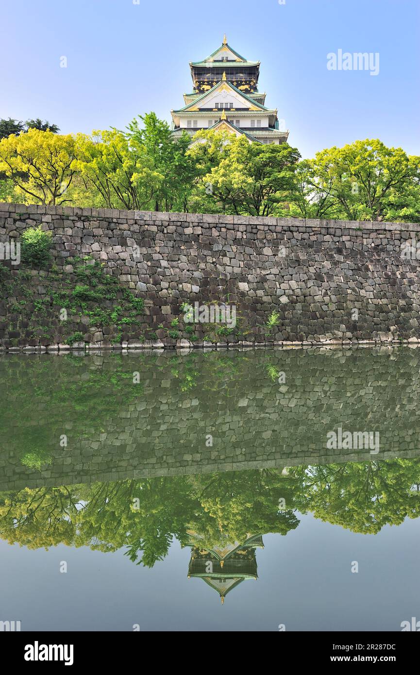 North side of the inner citadel (Tenshu Tower) of Osaka Castle and moat ...