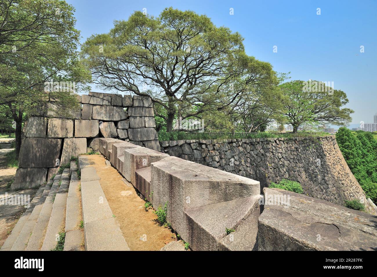 Japan castle ishigaki stone wall hi-res stock photography and images ...