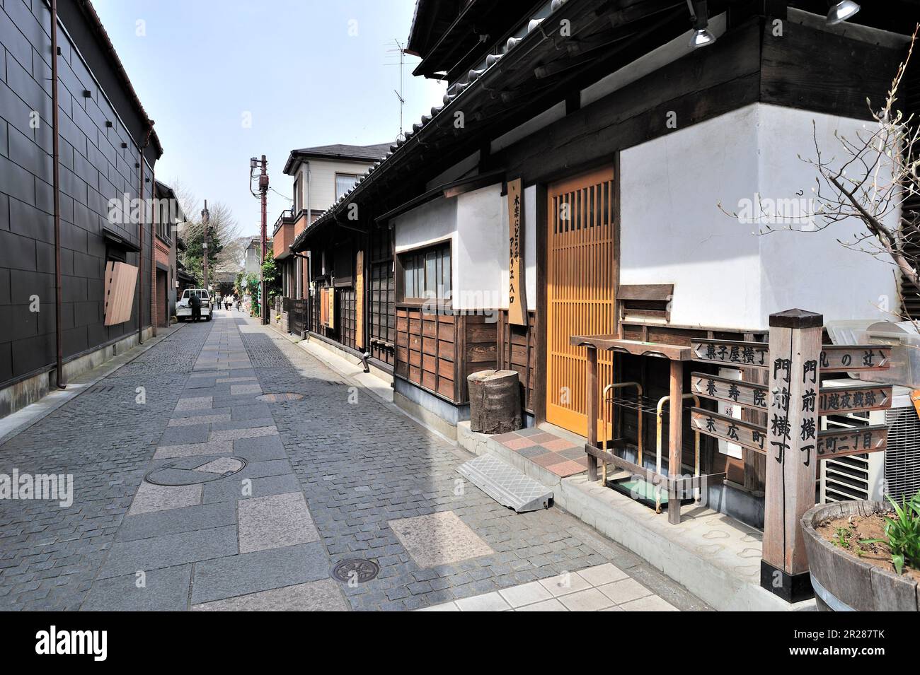 Concealed alley hi-res stock photography and images - Alamy