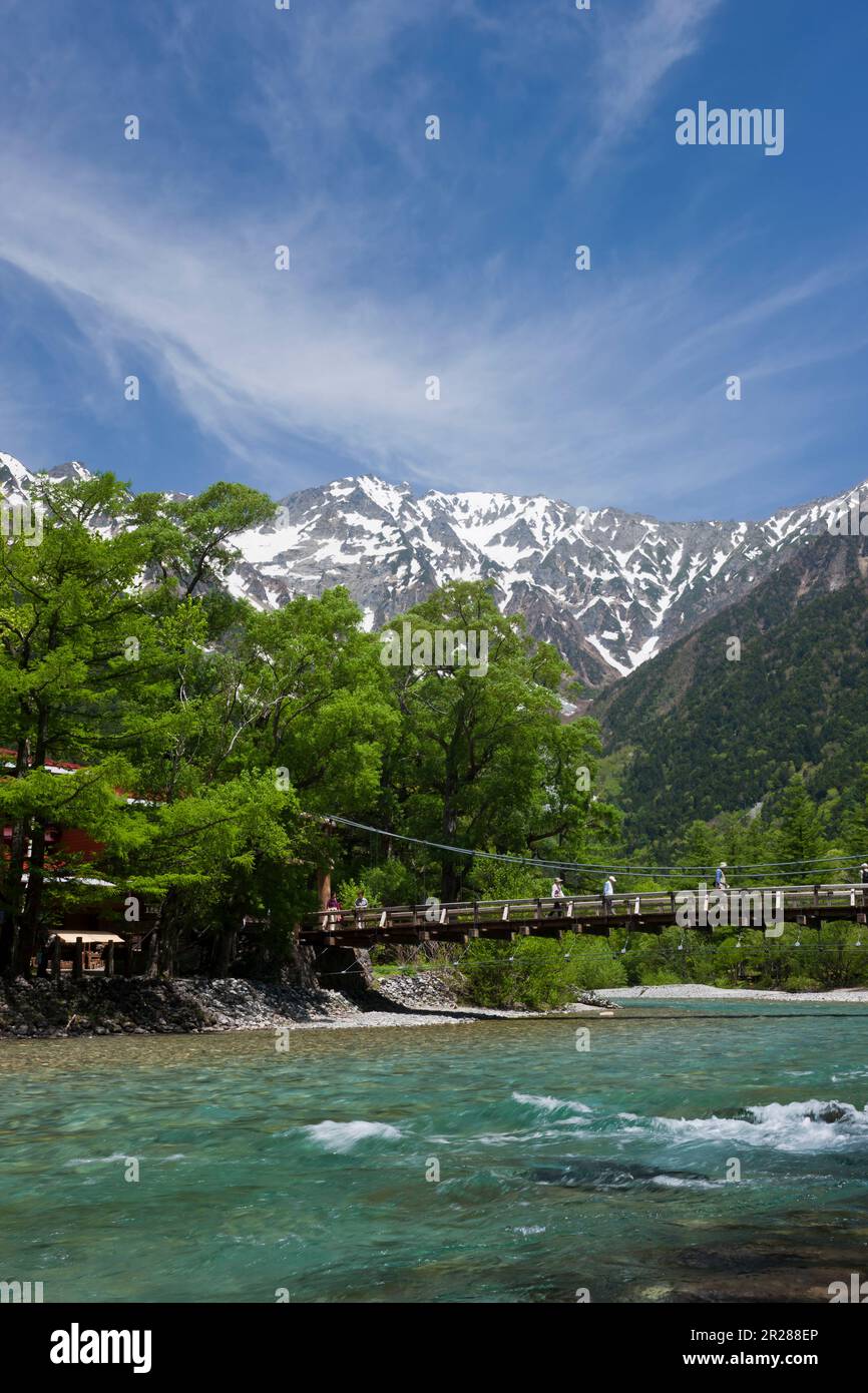 Hotaka mountain range and Kappabashi bridge, green Kamik?chi Stock ...