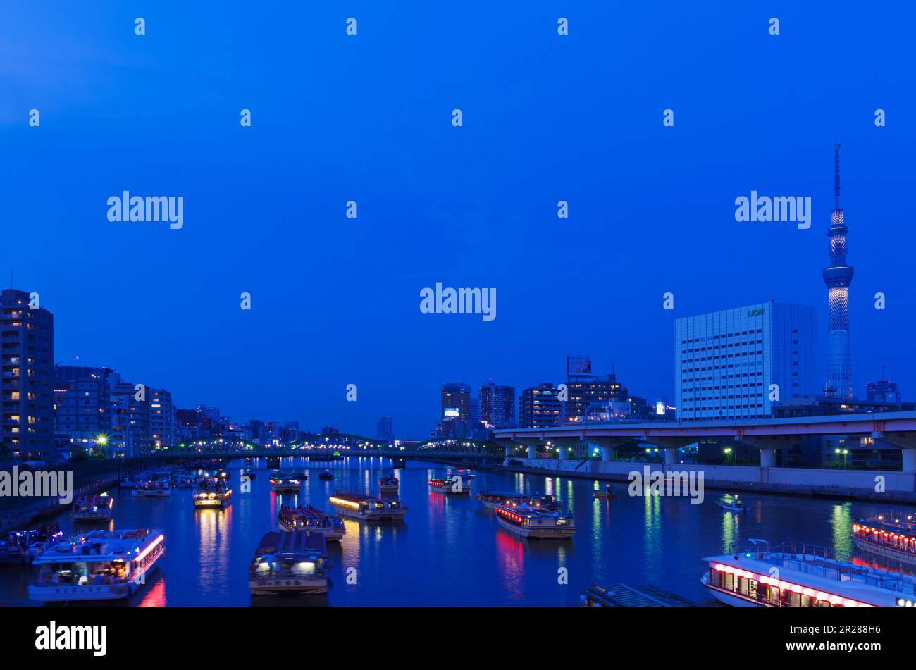 Evening light on the sumida river hi-res stock photography and images ...