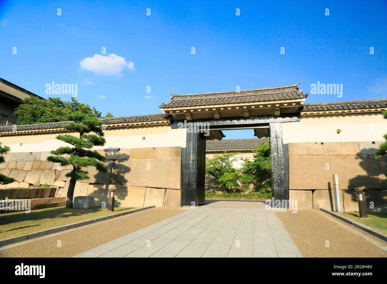 Osaka castle Otemon gate Stock Photo - Alamy