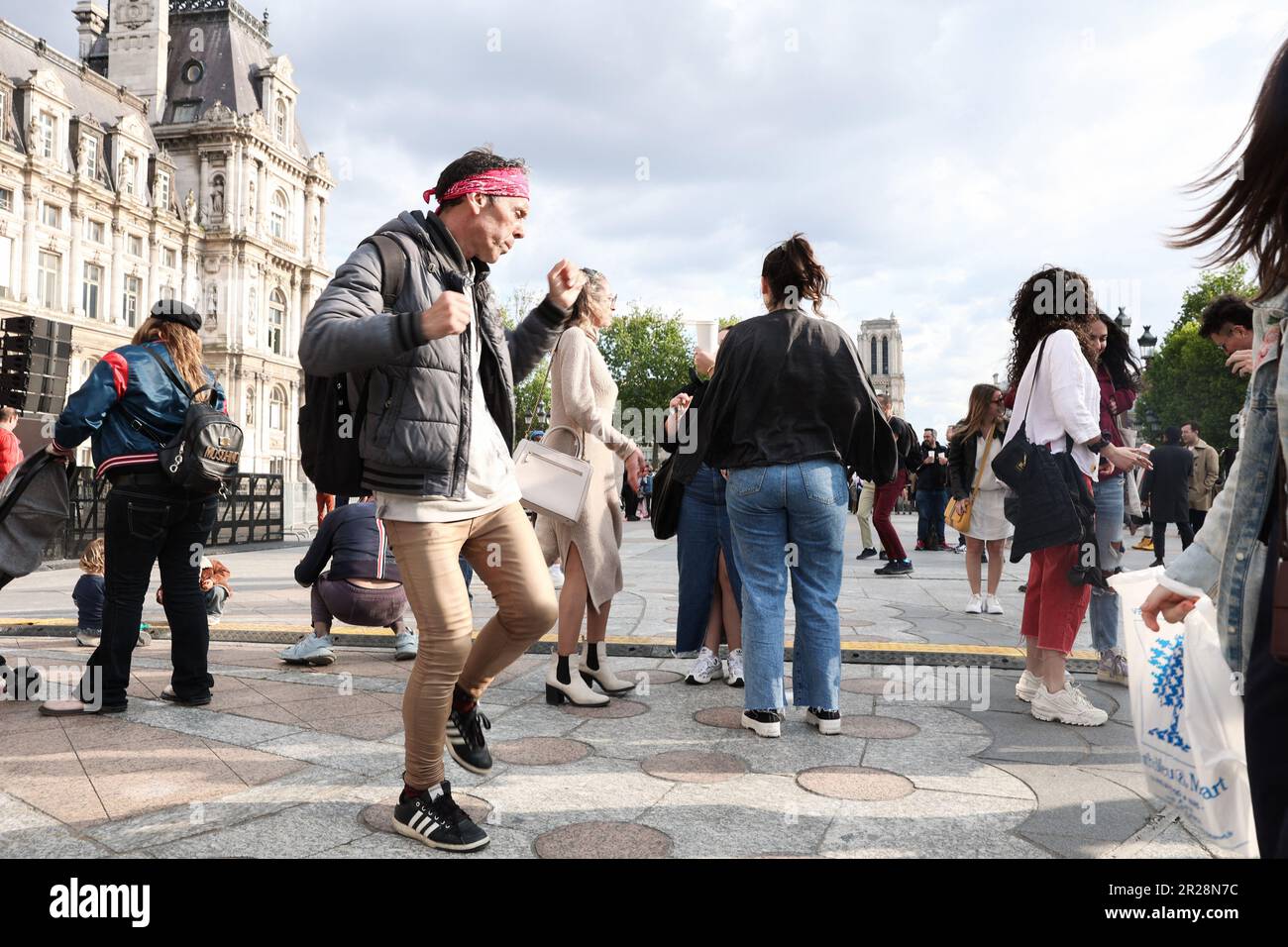 Paris, France. 17th May, 2023. Citizens dancing in the town hall square ...