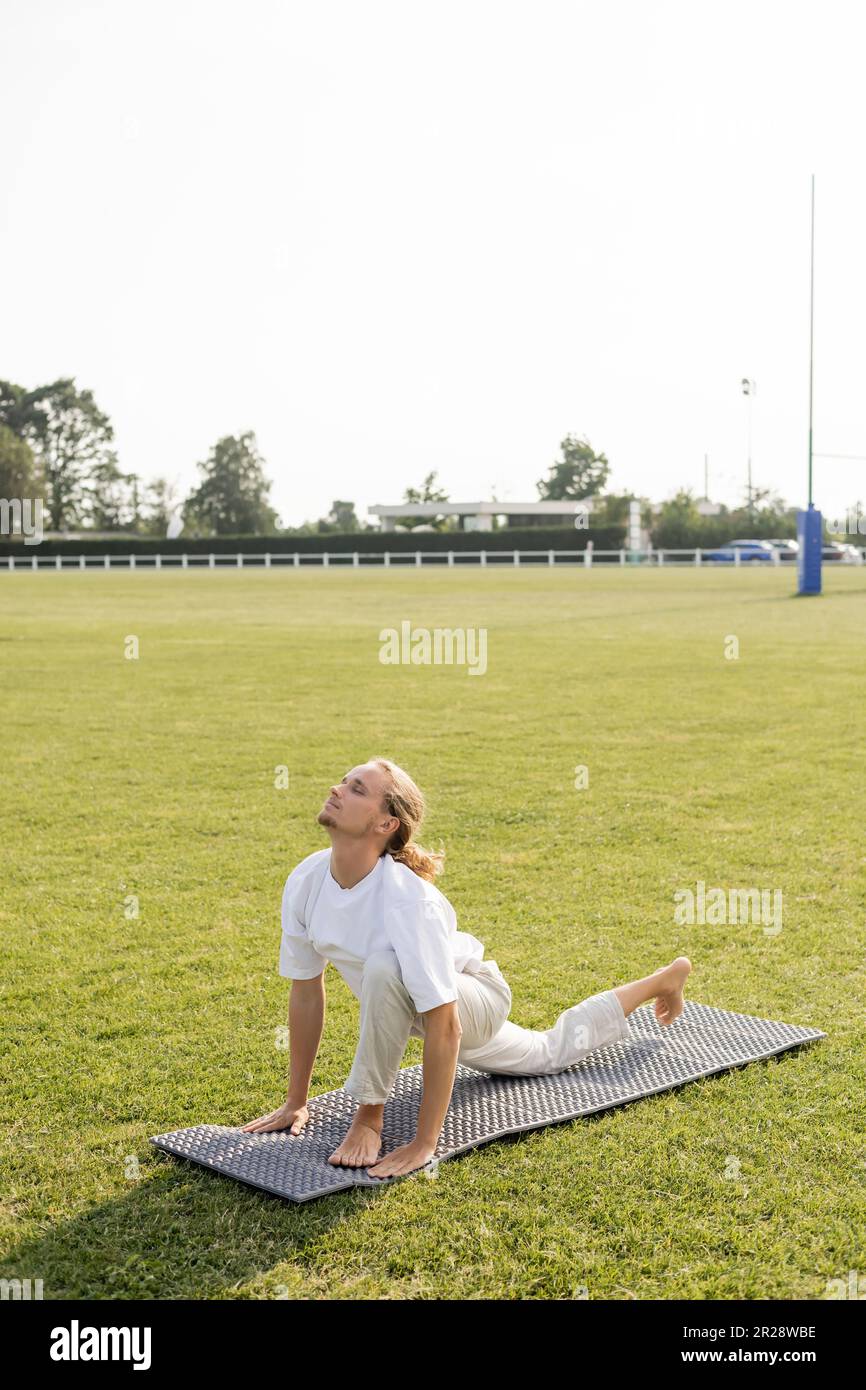 Front lunge pose hi-res stock photography and images - Alamy
