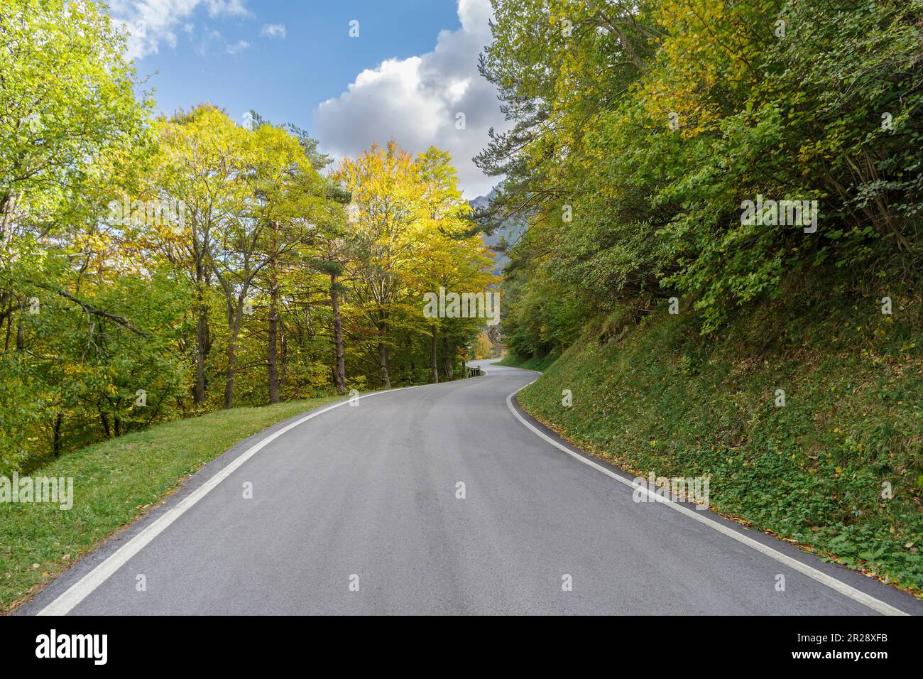 Highway through the mountains in italy hi-res stock photography and ...