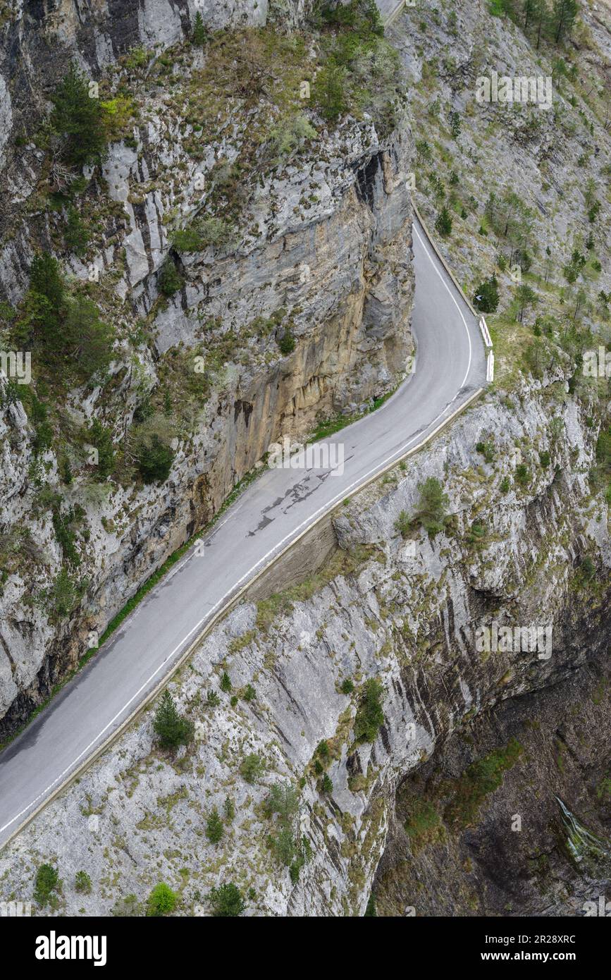 Highway through the mountains in italy hi-res stock photography and ...