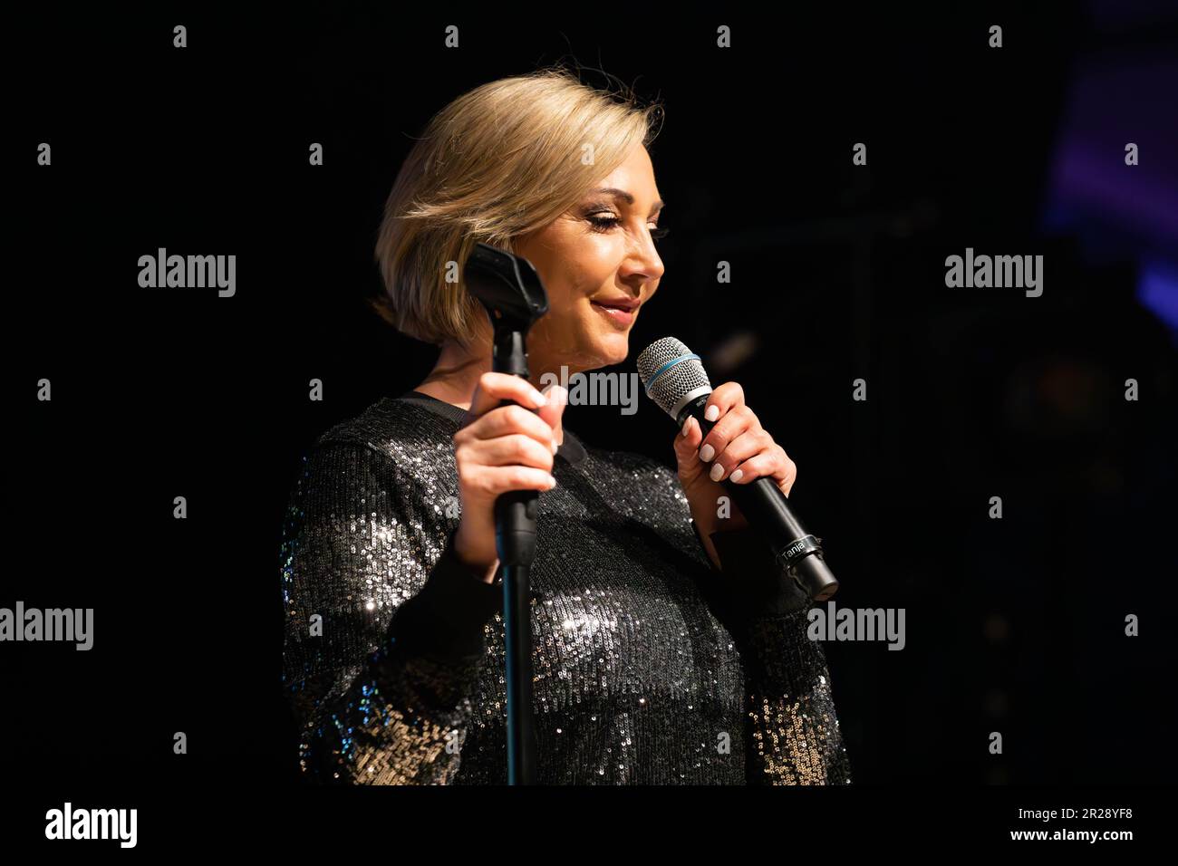 Tanja Lasch live bei 'Die große Schlager Hitparade XXL' in der Messe ...