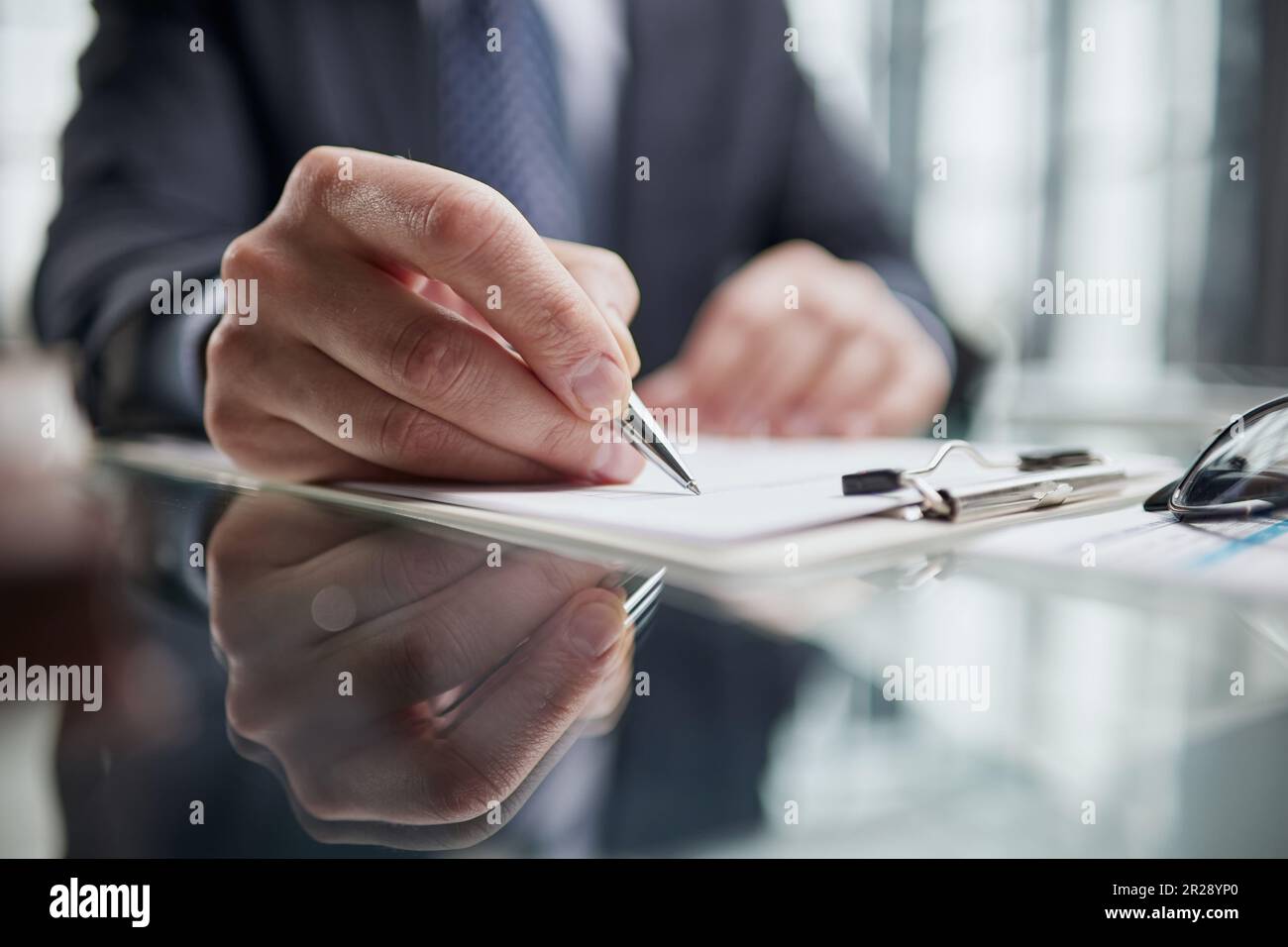 Hand makes notes on paper hi-res stock photography and images - Alamy
