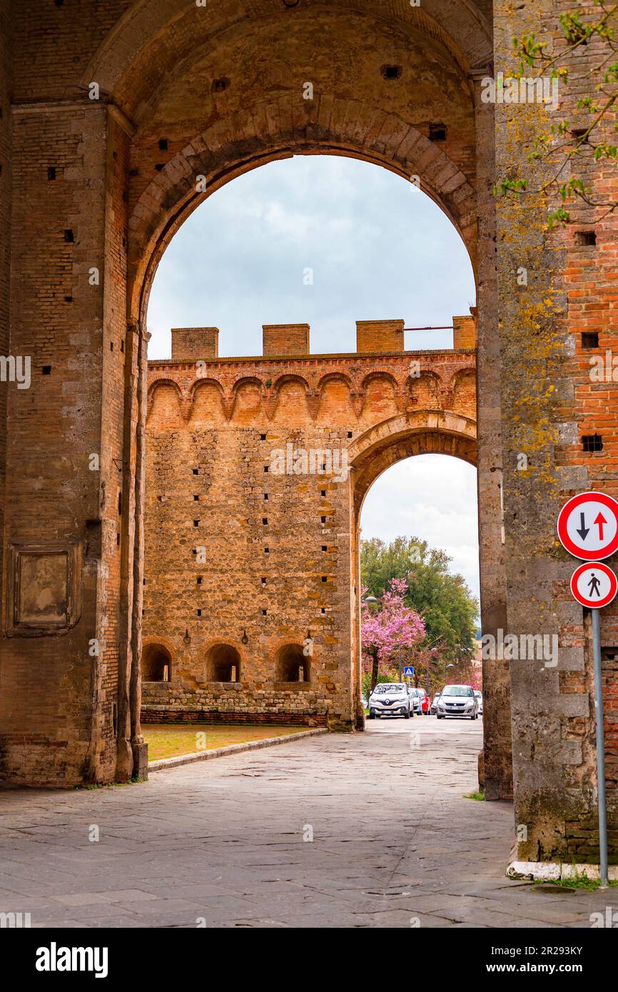 Italy gate porta romana ancient arch hi-res stock photography and ...