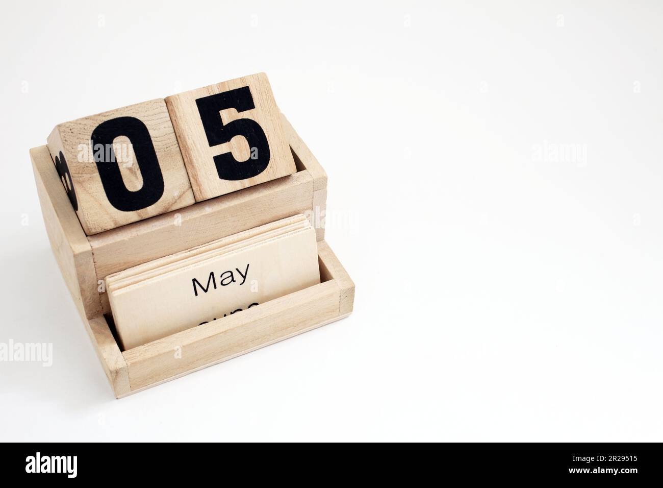 Wooden perpetual calendar showing the 5th of May Stock Photo - Alamy