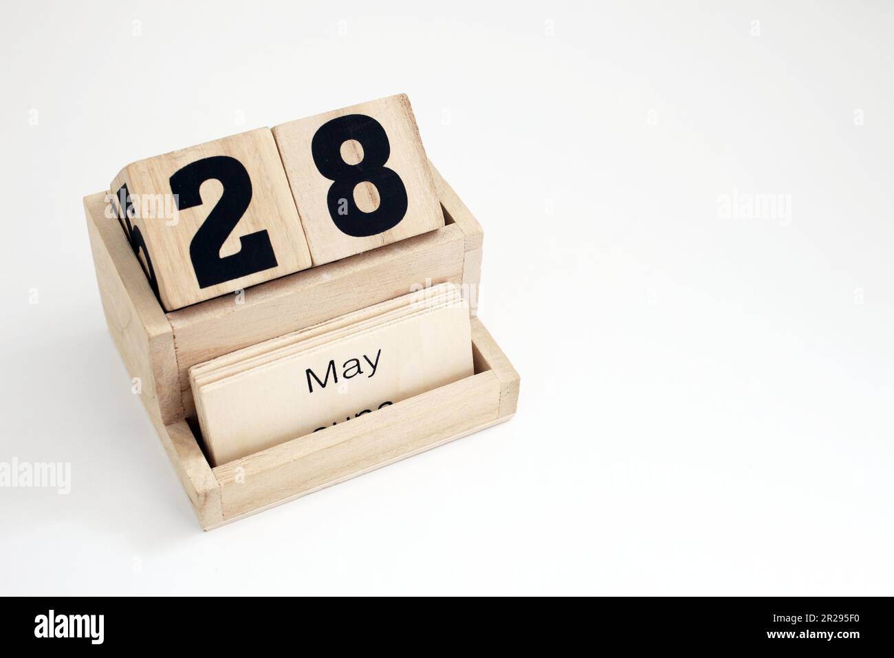 Wooden perpetual calendar showing the 28th of May Stock Photo - Alamy