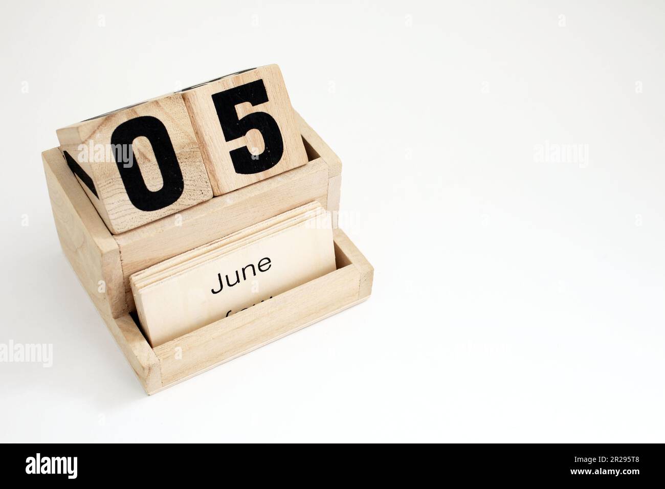 Wooden perpetual calendar showing the 5th of June Stock Photo - Alamy