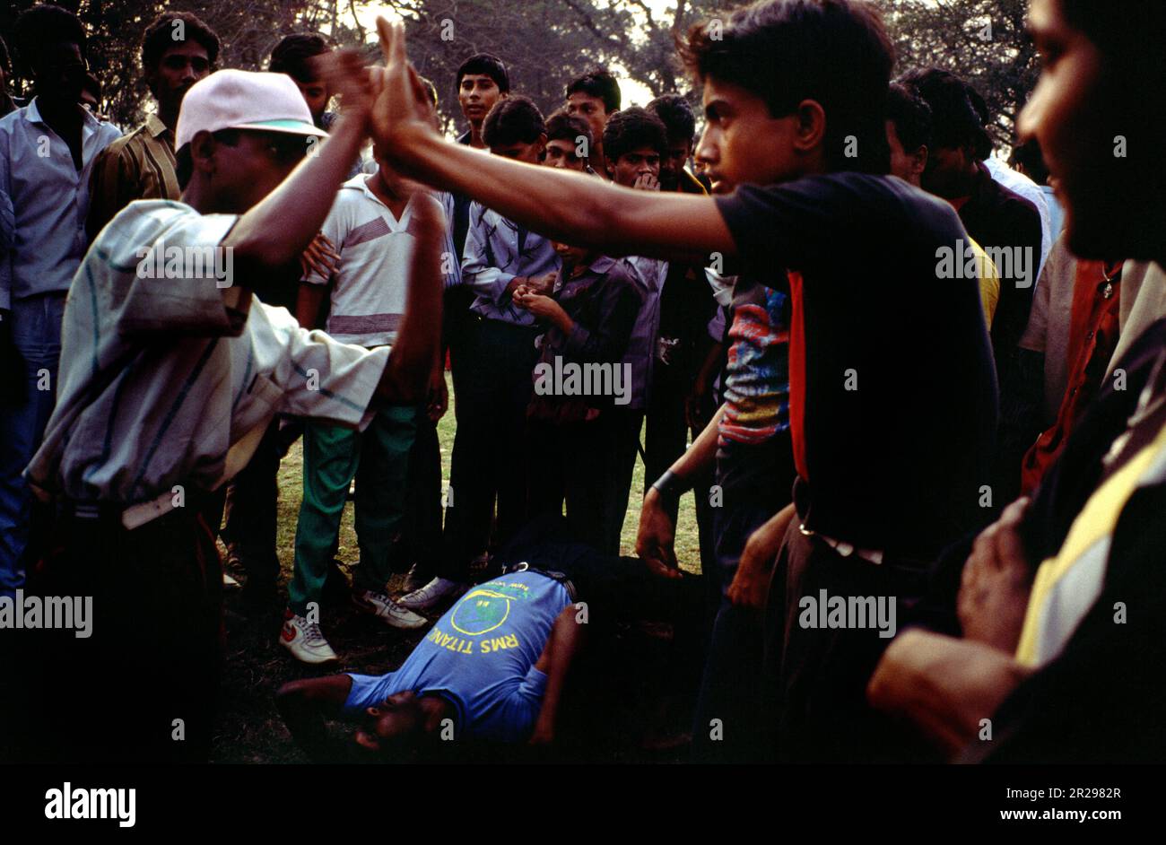Maiden Kolkata (Calcutta) India Men Breakdancing in Street Stock Photo ...