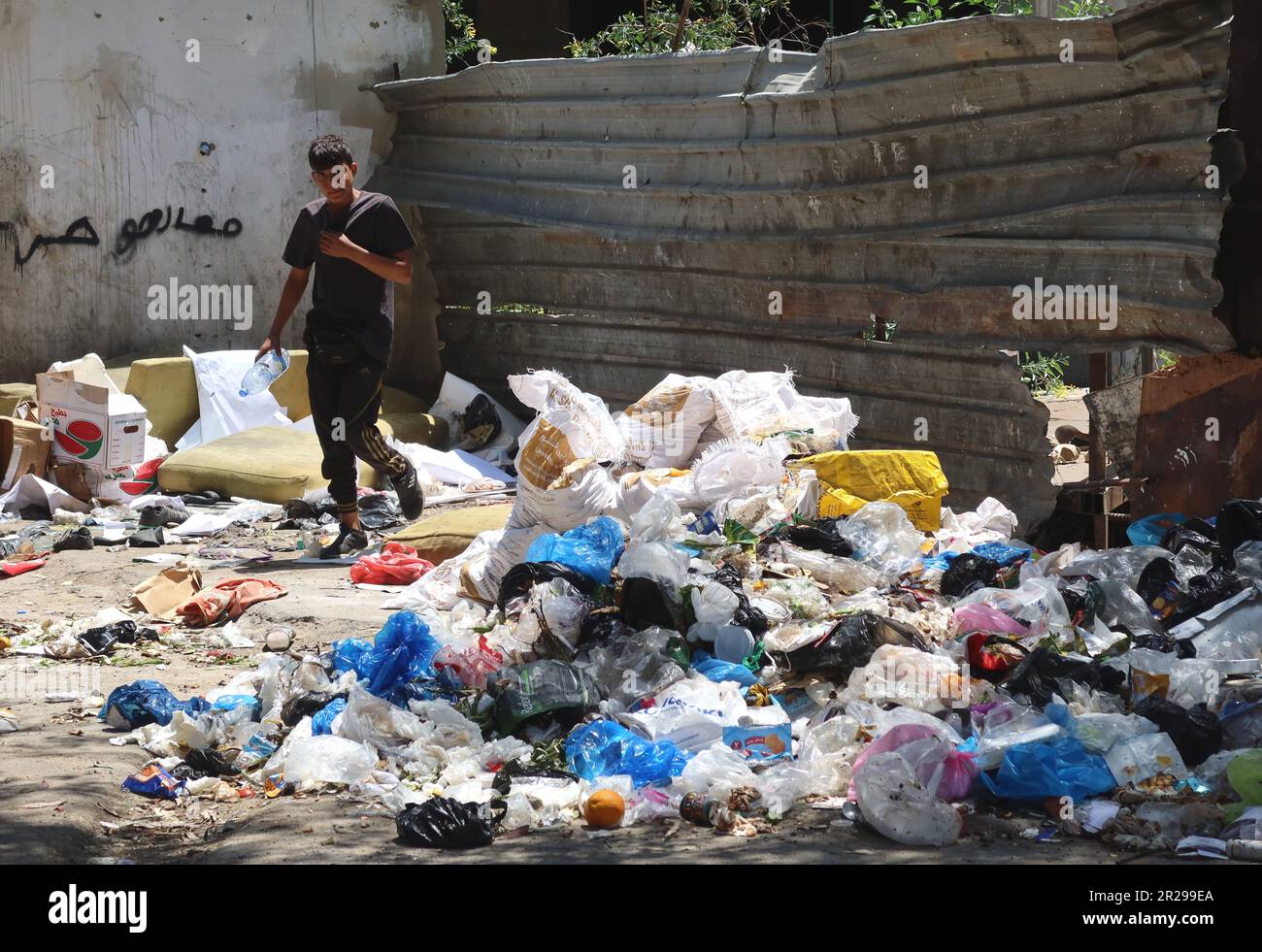 Beirut lebanon christian muslims poverty line syrian refugees c hi-res ...