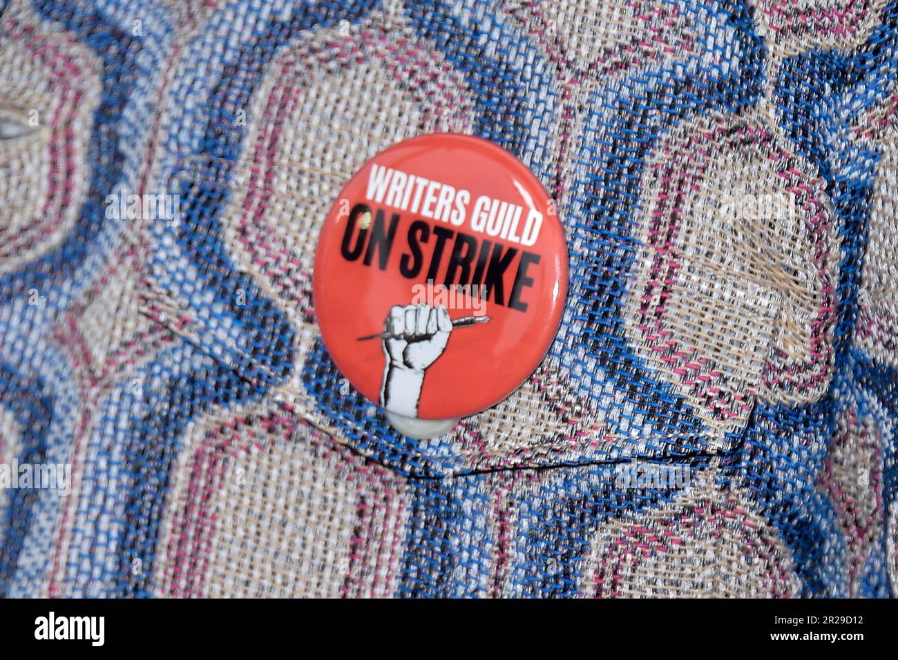 Santa Monica, USA. 17th May, 2023. 'Writes Guild on Strike' Button bei ...