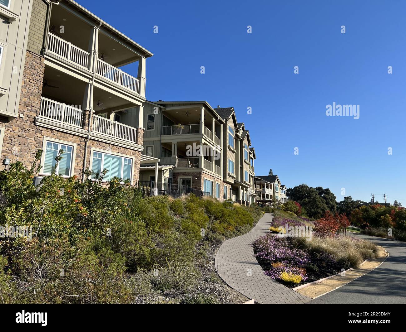 Shingle paths hi-res stock photography and images - Alamy