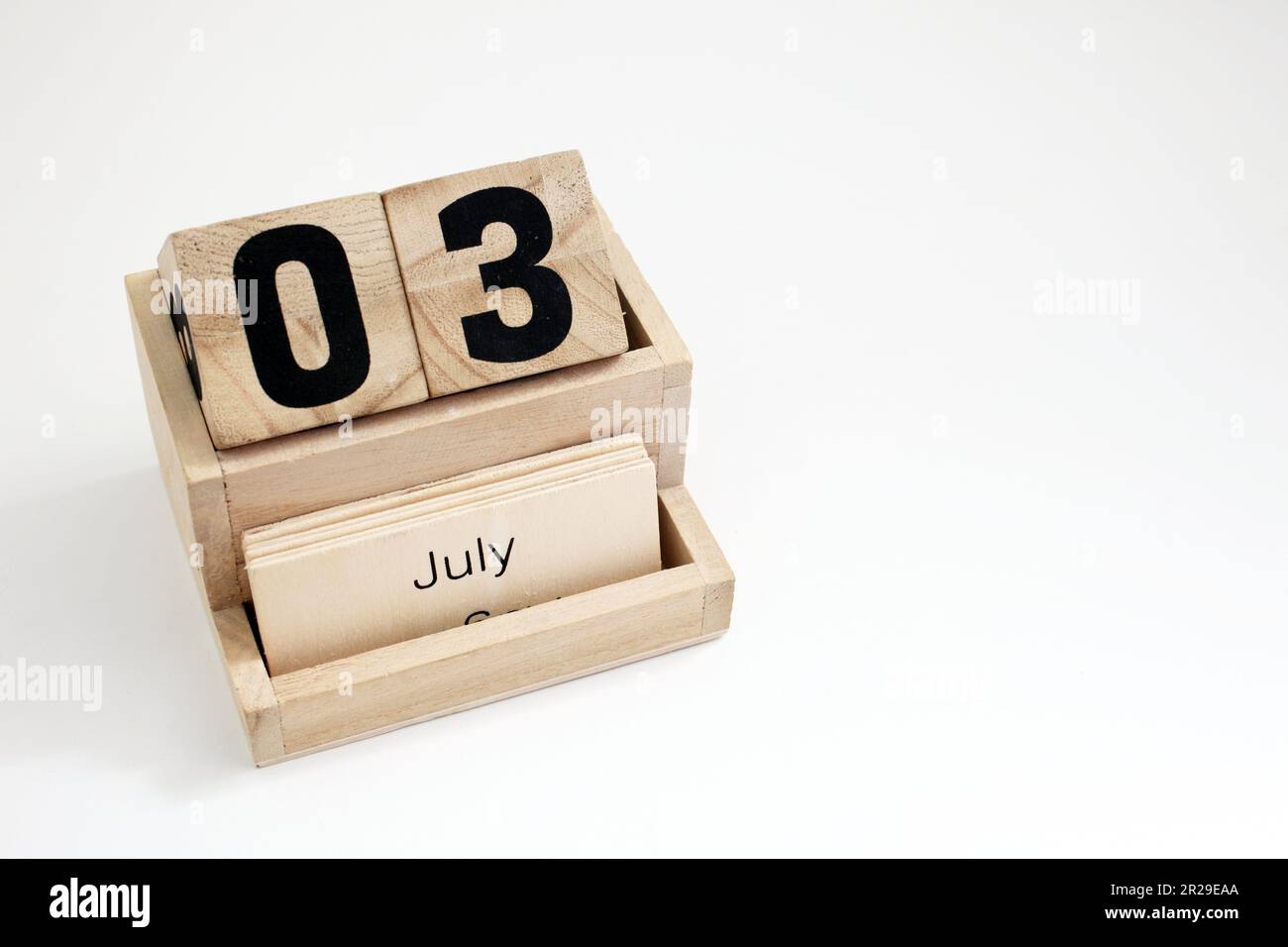 Wooden perpetual calendar showing the 3rd of July Stock Photo - Alamy
